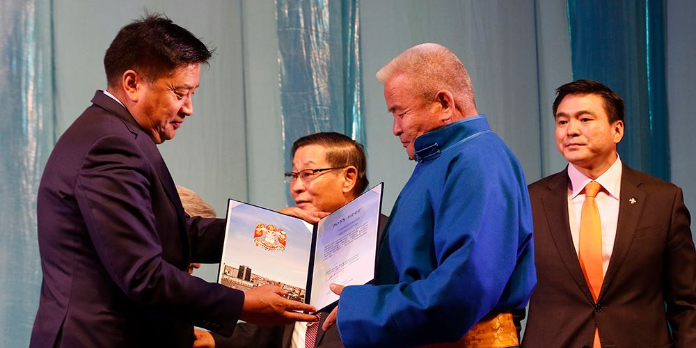 Нийслэлийн удирдлагууд ахмадуудад хүндэтгэл үзүүллээ